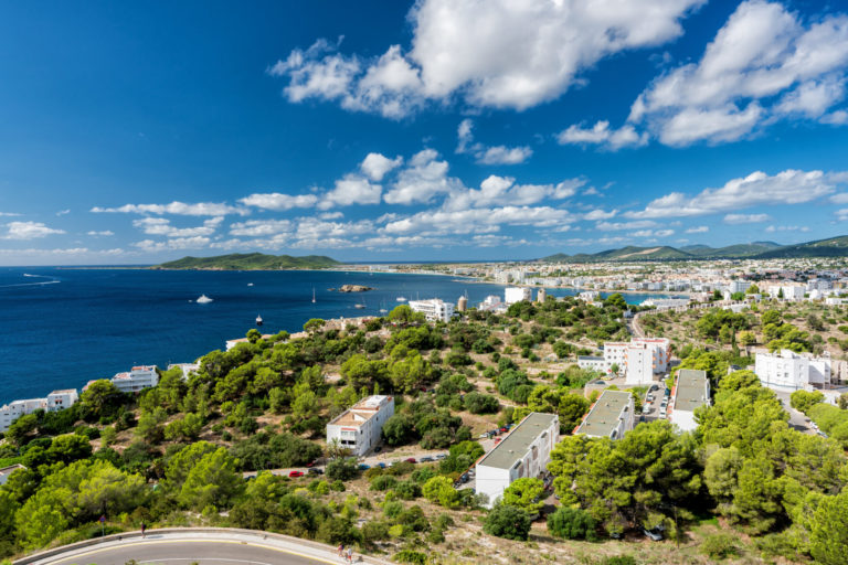 Urlaub auf Ibiza: Sonne, Strand und Party auf den Balearen